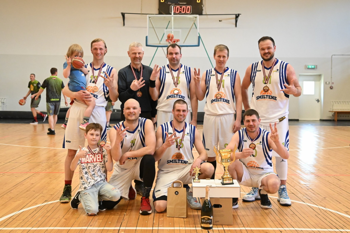 “Smiltene-Vudlande” basketbolistiem Valmieras čempionāta bronza ...